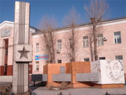 Anıt, heykel To the Fallen Employees of the Leather-Mechanical Association, Semey, foto