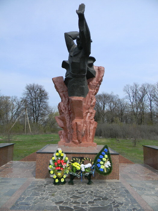 Anıt, heykel Братская могила воинов, Harkivska oblastı, foto