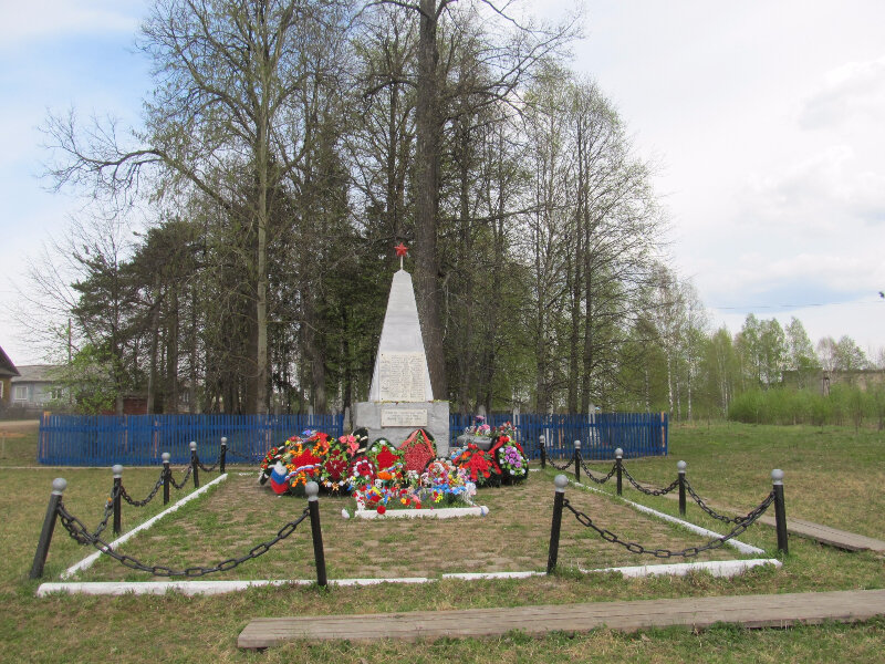 Anıt, heykel Умершим от ран, Kirovskaya oblastı, foto