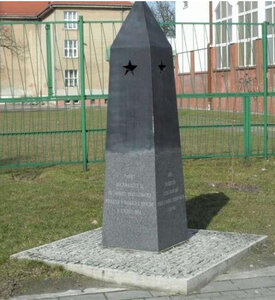 Братская могила (Kuyavian-Pomeranian Voivodeship, Powiat Toruński, Chełmża), anıt, heykel  Chelmza'dan