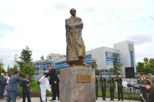 Anıt, heykel Дмитрий Михайлович Карбышев, Ulyanovsk, foto