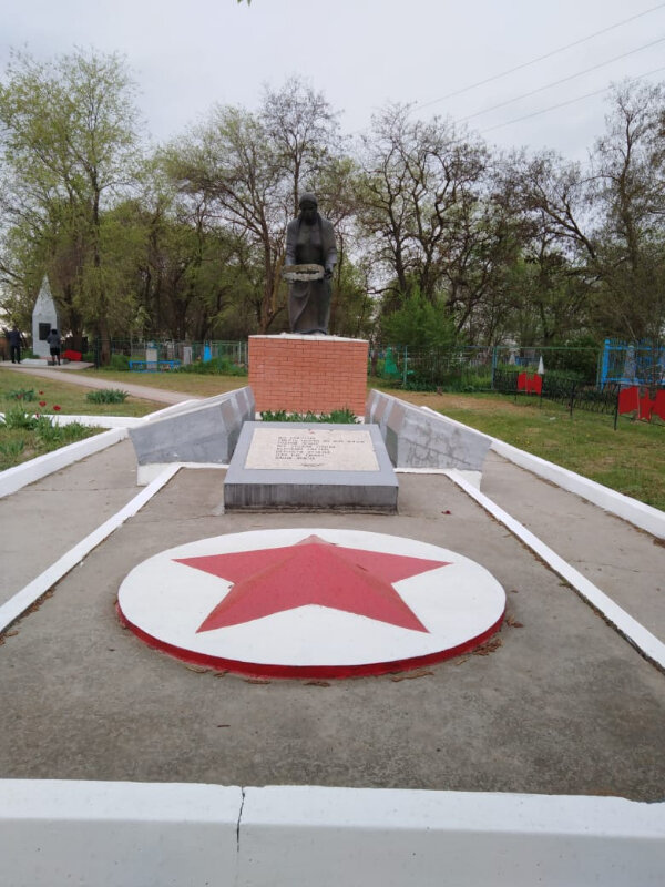 Anıt, heykel Скорбящая мать, Rostovskaya oblastı, foto