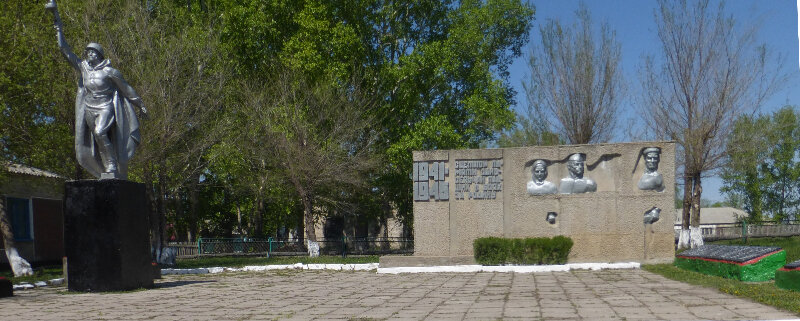 Anıt, heykel Воинам Великой Отечественной войны 1941-1945 гг., Altayski krayı, foto