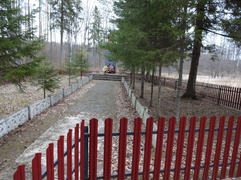 Anıt, heykel Партизанам 3-й стрелковой партизанской дивизии, Kalujskaya oblastı, foto