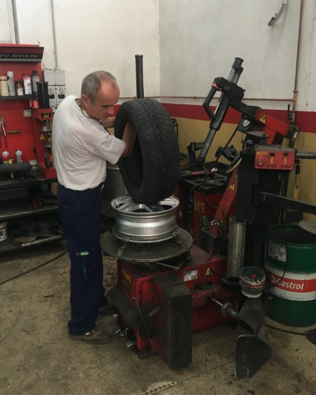Jant ve lastikçiler Luciano Gomme, Arezzo, foto
