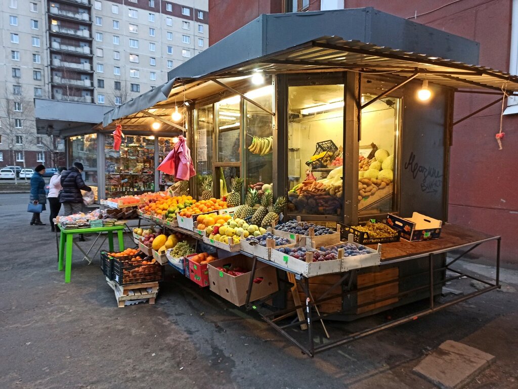 Manavlar Kiosk po prodazhe fruktov i ovoshchey, Saint‑Petersburg, foto