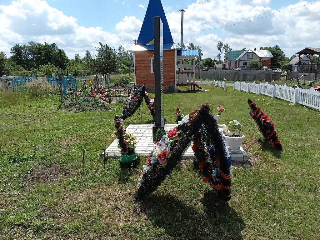 Anıt, heykel Стела в честь погибших односельчан, Belgorodskaya oblastı, foto