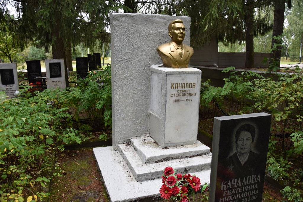 Ünlü kişilerin mezarları Комиссар Дятьковского партизанского отряда Бытошской партизанской бригады С.С. Качалов, Diatkovo, foto