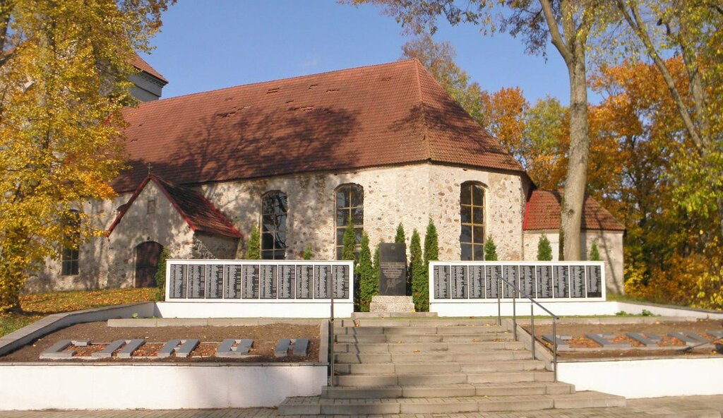 Anıt, heykel Братская могила советских воинов, погибших в октябре 1944 г., Kaliningradskaya oblastı, foto