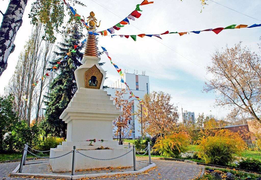Park, sokak heykeli Стела здоровья, благополучия и счастья Ступа Лонгсал, Izhevsk, foto