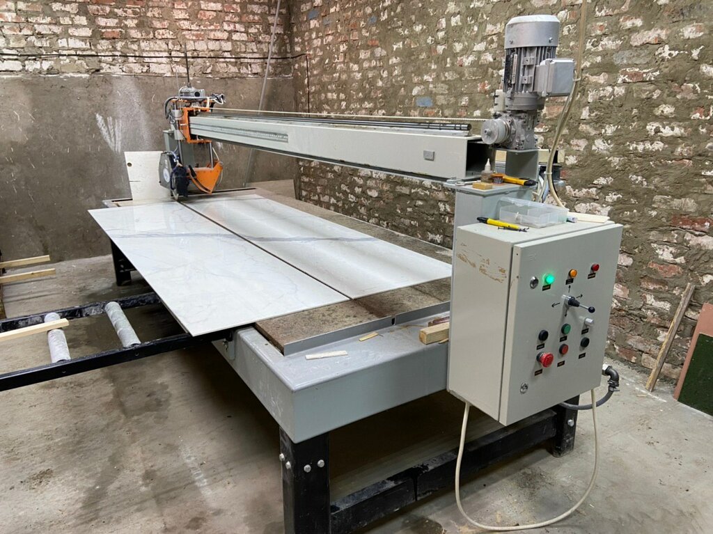 Taş ürünler ve yapılar Rezka plitki NN, Nijni Novgorod, foto