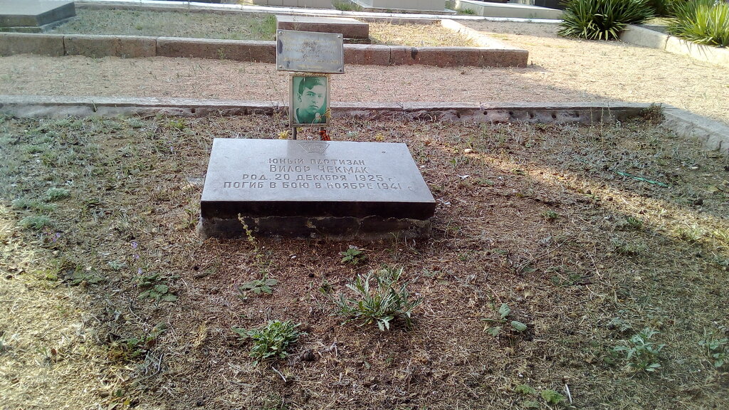Ünlü kişilerin mezarları Партизан Вилор Чекмак, Sevastopol, foto