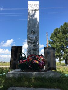 Воинам, павшим в Великой Отечественной войне (Kemerovo — Kuzbass Region, Tisulskiy munitsipalny okrug, derevnya Serebryakovo, Shkolnaya ulitsa), anıt, heykel