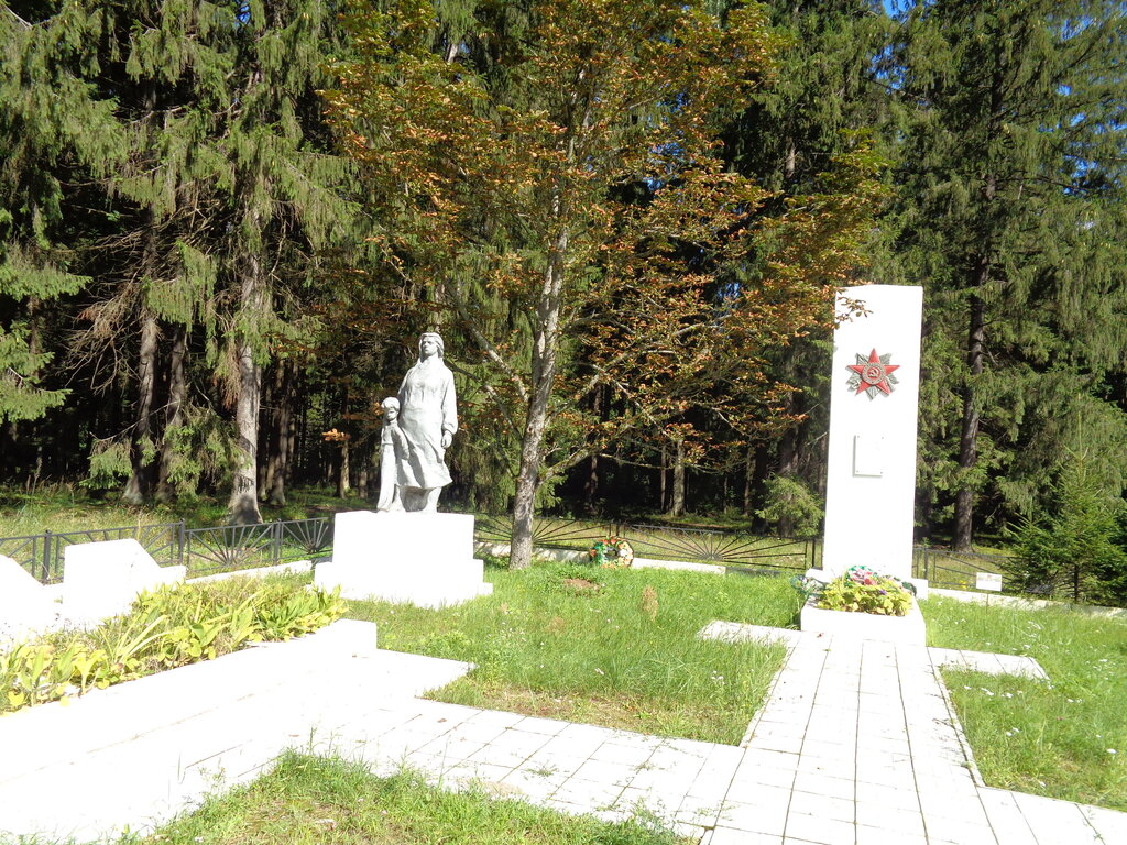 Anıt, heykel Жертвам фашизма - мирным жителям, замученным немецко-фашистскими захватчиками, Brianskaya oblastı, foto