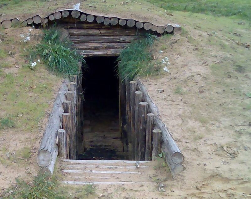 Anıt, heykel Землянка, противотанковые ежи, траншеи, фундаменты домов, Vitebskaya oblastı, foto