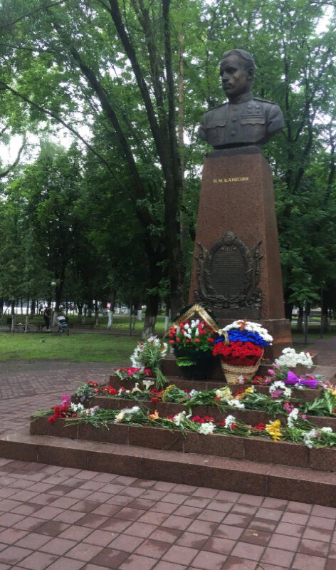 Anıt, heykel Бюст дважды Героя Советского Союза П.М. Камозина, Briansk, foto
