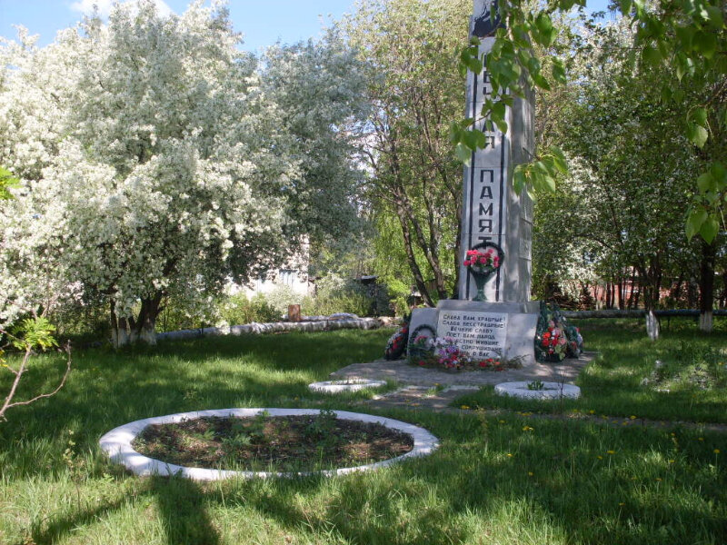 Anıt, heykel Обелиск памяти павших в Великой Отечественной войне в селе Липовское, Sverdlovskaya oblastı, foto