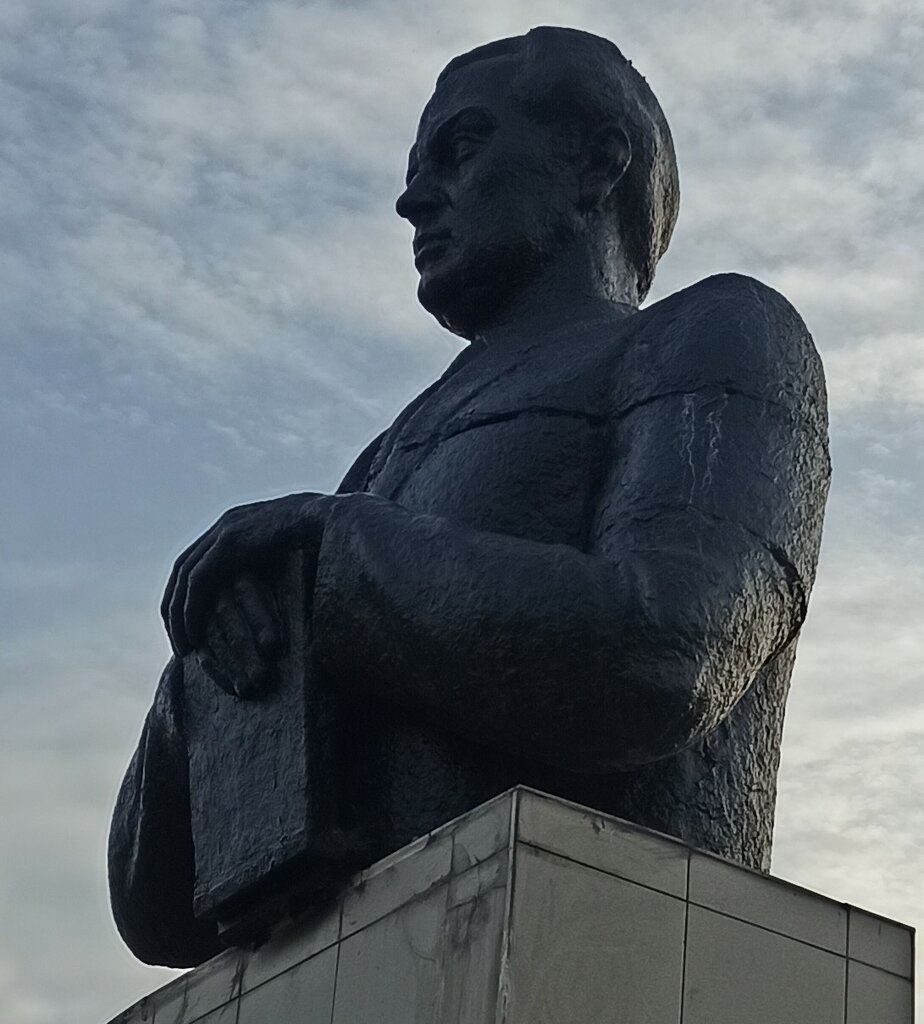 Anıt, heykel Валериан Владимирович Куйбышев, Kalujskaya oblastı, foto