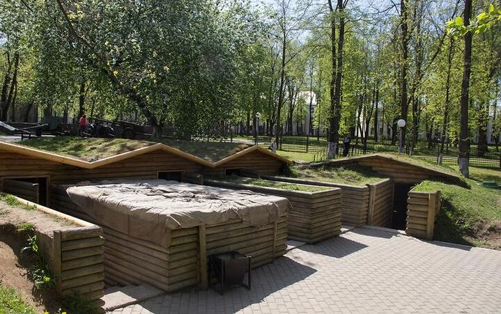 Park, sokak heykeli Партизанские землянки, Vitebsk, foto