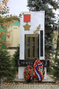 Погибшим землякам (Moscow Region, Odintsovskiy Urban District, derevnya Mamonovo, Kolkhoznaya ulitsa), anıt, heykel  Moskova ve Moskovskaya oblastından