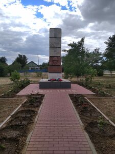 Воинам-землякам, погибшим на фронтах Великой Отечественной войны (Volgograd Region, Chernyshkovskiy rayon, Alyoshkinskoye selskoye poseleniye, khutor Alyoshkin), anıt, heykel  Volgogradskaya oblastından