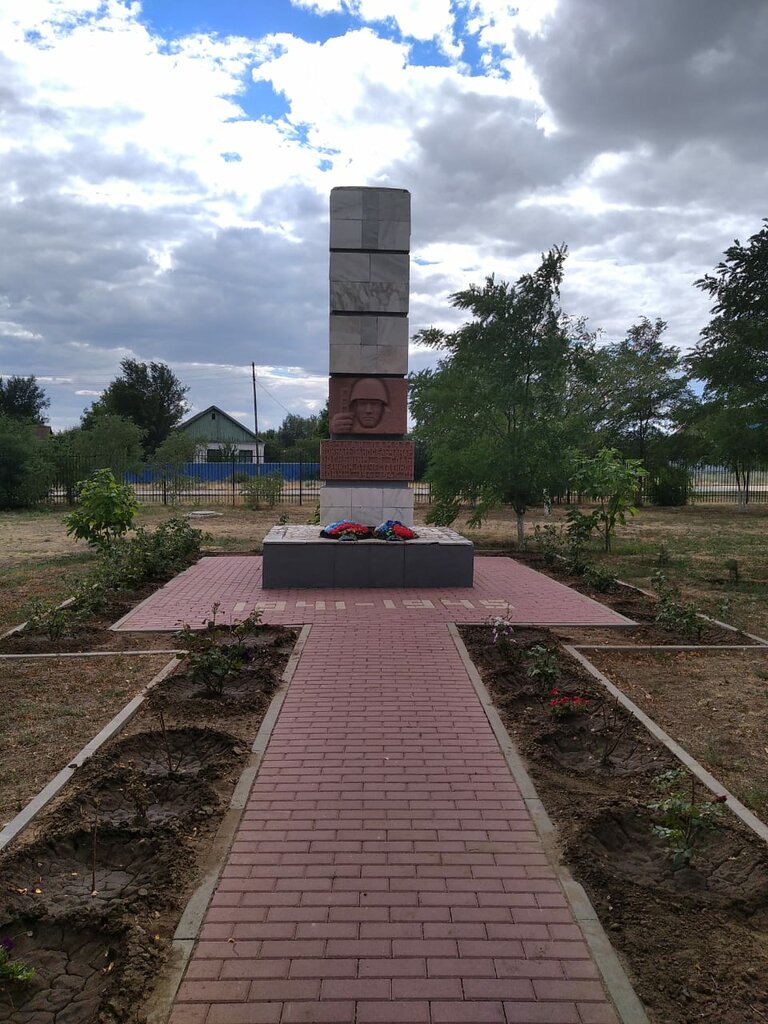 Anıt, heykel Воинам-землякам, погибшим на фронтах Великой Отечественной войны, Volgogradskaya oblastı, foto