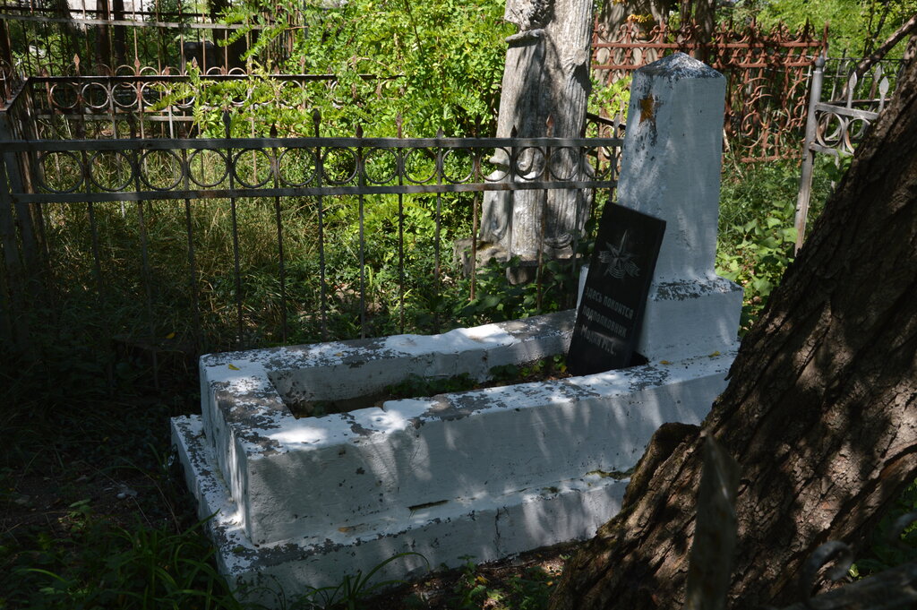 Ünlü kişilerin mezarları Подполковник М.С. Модин 1944 год, Simferopol (Akmescit), foto