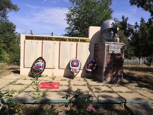 Погибшим воинам Великой Отечественной войны (Rostov Region, Remontnenskiy rayon, Kalininskoye selskoye poseleniye, selo Bogorodskoye, ulitsa Budyonnogo), anıt, heykel  Rostovskaya oblastından