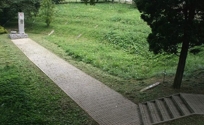 Anıt, heykel Воинское захоронение, Aşağı Karpatya Voyvodalığı, foto