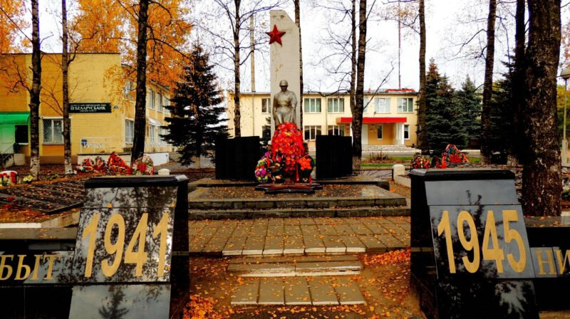 Anıt, heykel Братская могила воинов, Vitebskaya oblastı, foto