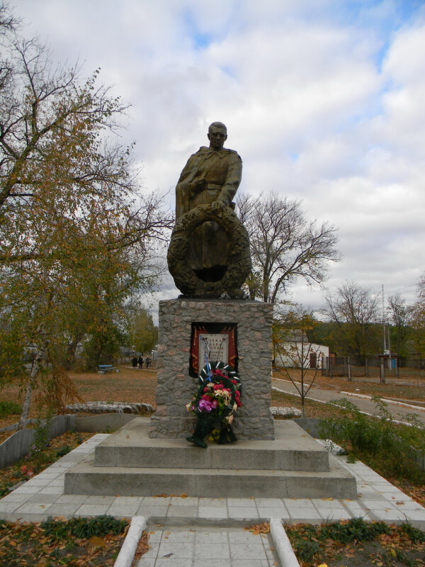 Anıt, heykel Братская могила воинов, Harkivska oblastı, foto