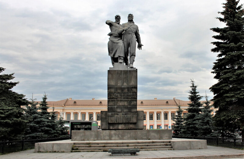 Anıt, heykel Monument to the Ural Volunteer Tank Corps, Yekaterinburg, foto
