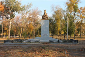 Красногвардейцам павшим в борьбе за дело Пролетарской Революции в 1918 - 1919 г.г. (Orenburg, park imeni V.I. Lenina), anıt, heykel  Orenburg'dan