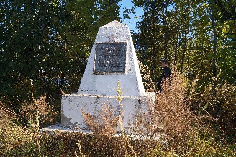 Anıt, heykel Братская могила партизан, Yahudi Özerk Bölgesi, foto