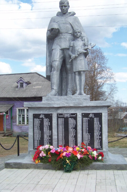 Anıt, heykel Солдат с девочкой, Arhangelskaya oblastı, foto