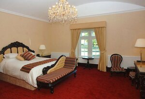 Lyons Nant Hall Hotel (Wales, Denbighshire, Prestatyn Road), otel  Galler'den