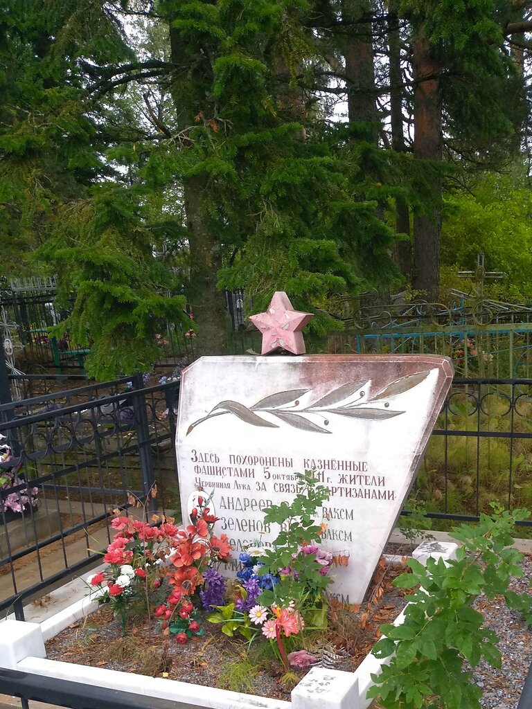 Anıt, heykel Могилы местных жителей, казненных фашистами за связь с партизанами, Saint‑Petersburg ve Leningradskaya oblastı, foto