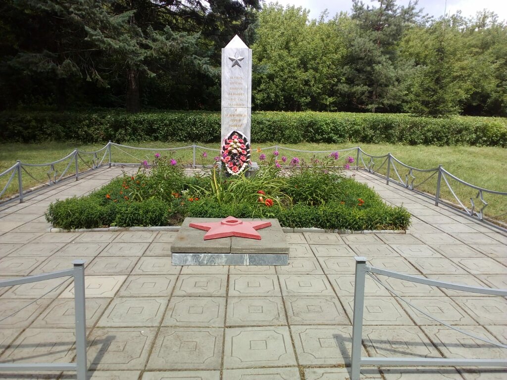 Anıt, heykel Братское захоронение, Orlovskaya oblastı, foto