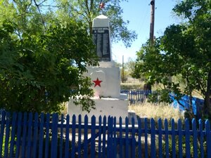 Землякам, павшим в годы Великой Отечественной войны (Saratov Region, Yershovskiy District, Perekopnovskoye munitsipalnoye obrazovaniye, selo Yeremeyevka), anıt, heykel  Saratovskaya oblastından