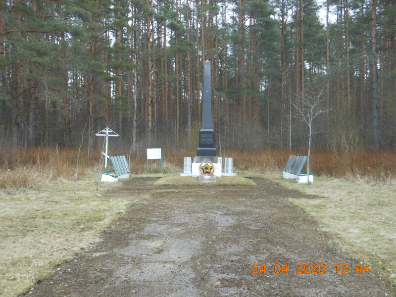 Anıt, heykel Мраморный обелиск полавчанам не вернувшимся с войны, Novgorodskaya oblastı, foto