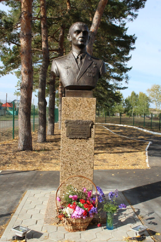 Anıt, heykel Бюст героя России А.А. Прохоренко, Orenburgskaya oblastı, foto
