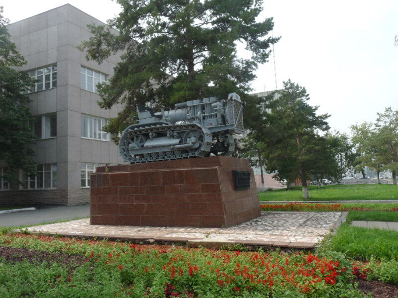 Teknoloji anıtı Первому трактору С-60 Сталинец, Çeliabinsk, foto