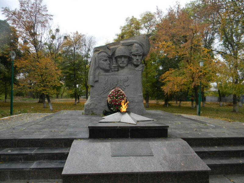 Anıt, heykel Братская могила воинов, Harkivska oblastı, foto