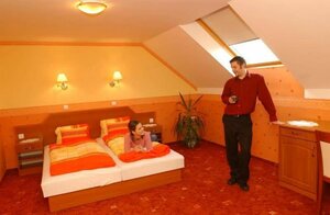 Tinódi Hotel és Étterem (Vas vármegye, Sárvár, Hunyadi János utca), otel  Vas'dan