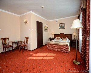 Hotel Zubrówka Bialowieza (Masovian Voivodeship, Powiat Legionowski, Legionowo, ulica Pałacowa, 6), otel  Podlaskie Voyvodalığı'ndan
