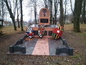Воинское захоронение № 8-11 (Moscow Region, Dmitrovskiy Municipal District, derevnya Voldynskoye), anıt, heykel  Moskova ve Moskovskaya oblastından