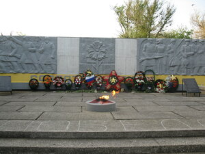 Братская могила воинов и односельчан, погибших в годы Великой Отечественной войны, 1943 (Stavropol Territory, Levokumskiy munitsipalny okrug, Village of Vladimirovka), anıt, heykel  Stavropolski krayından