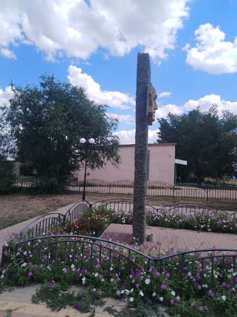 Anıt, heykel Памятный знак Неизвестному солдату, Volgogradskaya oblastı, foto