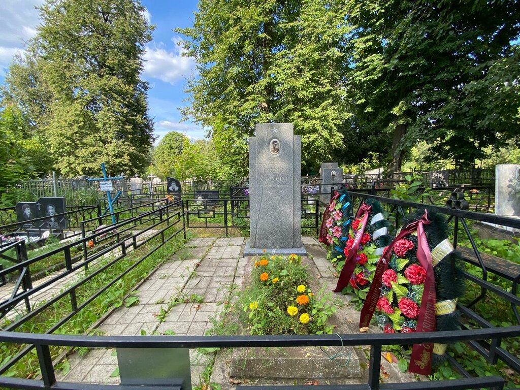 Ünlü kişilerin mezarları Герой Советского Союза Г.М. Соколов, Maloyaroslavets, foto