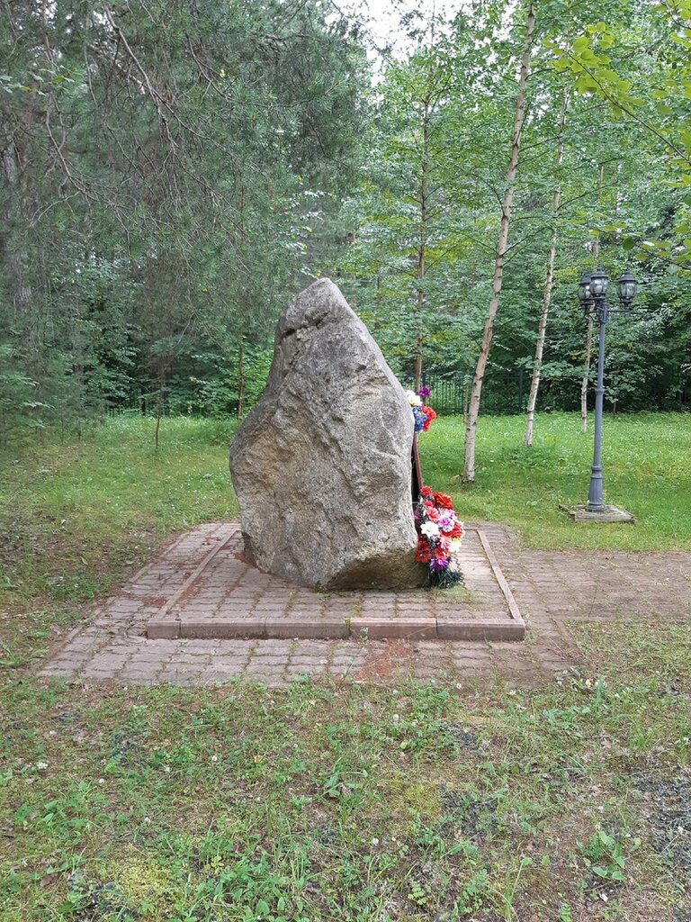 Anıt levhası, anıt taş Камень скорби в Парке 65-летия Победы, Vologodskaya oblastı, foto